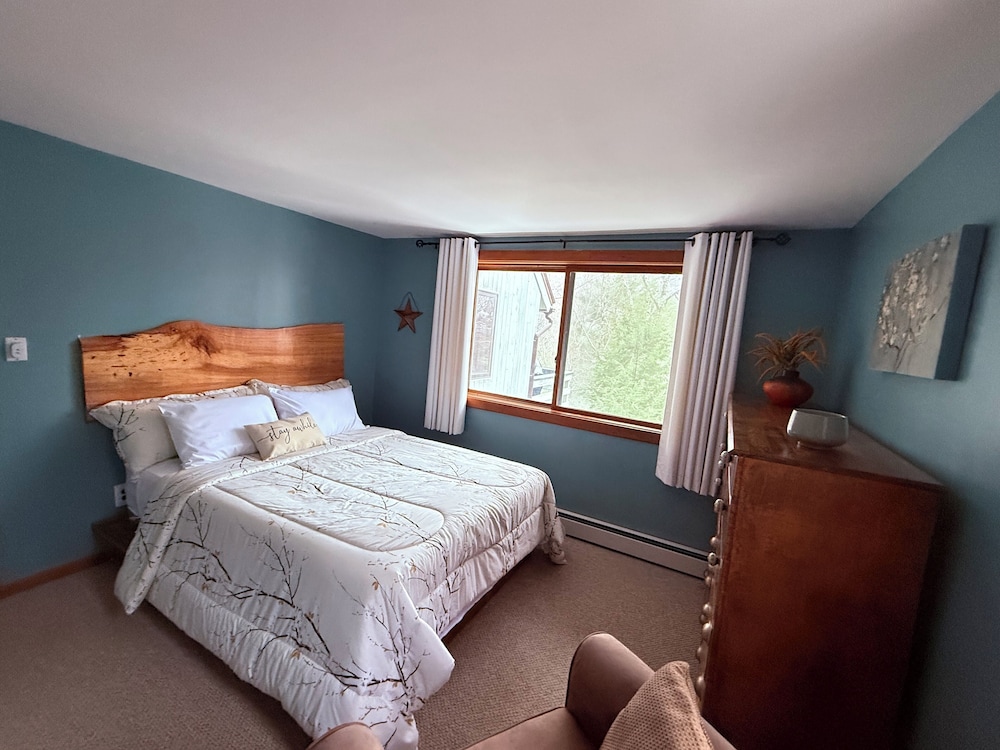 Waterville Estate chalet perfect for relaxing stays Access to Pool, Hot ...