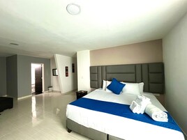 Suite Standard | Cortinas/cortinados opacos, ferro/tábua de engomar, Wi-fi grátis