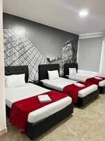 Quarto Triplo Standard | Cortinas/cortinados opacos, ferro/tábua de engomar, Wi-fi grátis