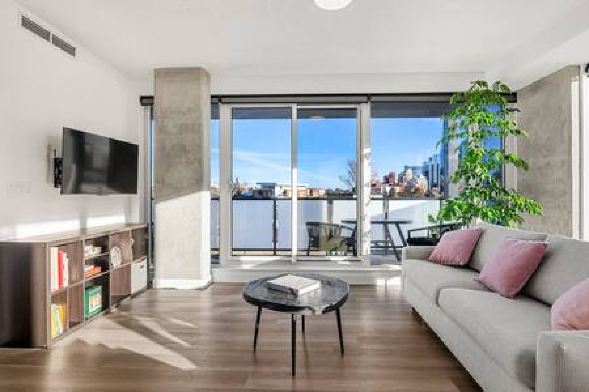 Luxury Downtown Suite | Sleeps 6 |Ac| Free Parking - Calgary