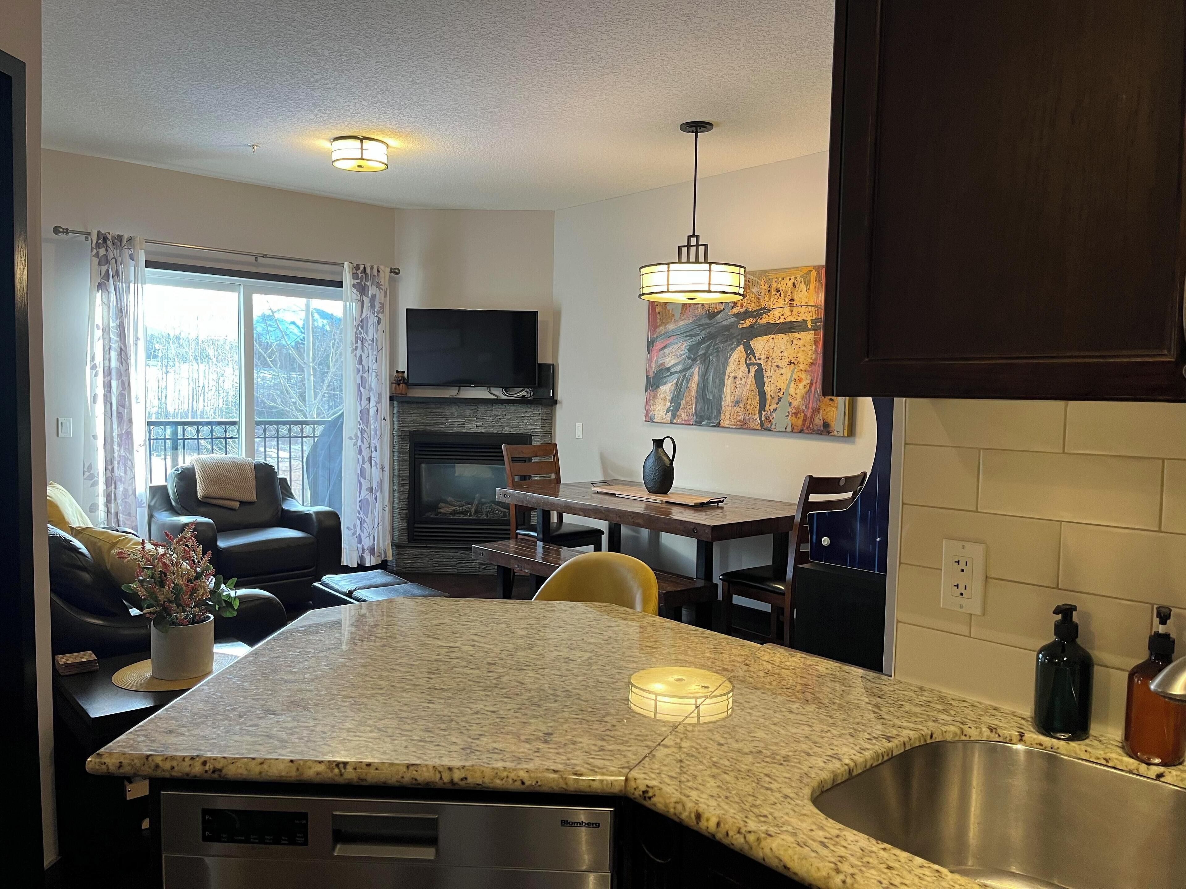 Canmore 2 Br Family Suite | Pool, Hot Tub, Games, Mtn View, Walk To Downtown - Canmore