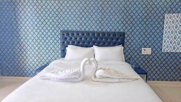 Quarto Deluxe, vista para o resort | Secretária, secretária adequada para computadores portáteis