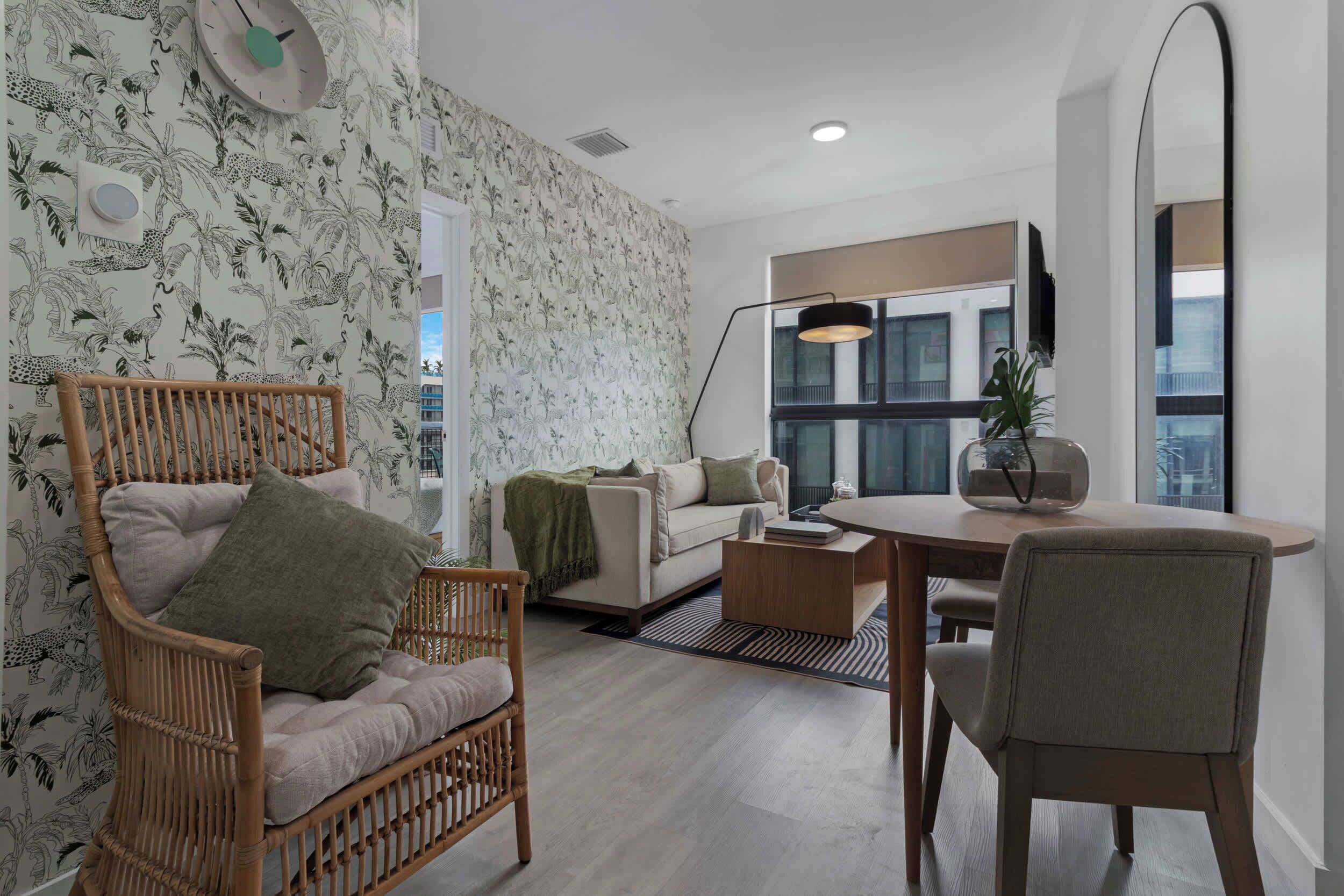 Apartamento clássico | Área de estar | Smart TV 42 polegadas com canais a cabo