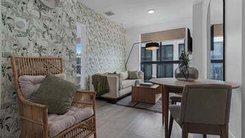 Apartamento clássico | Área de estar | Smart TV 42 polegadas com canais a cabo