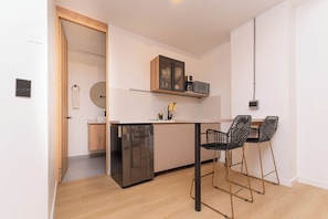 Frigobar, micro-ondas, cooktop, liquidificador