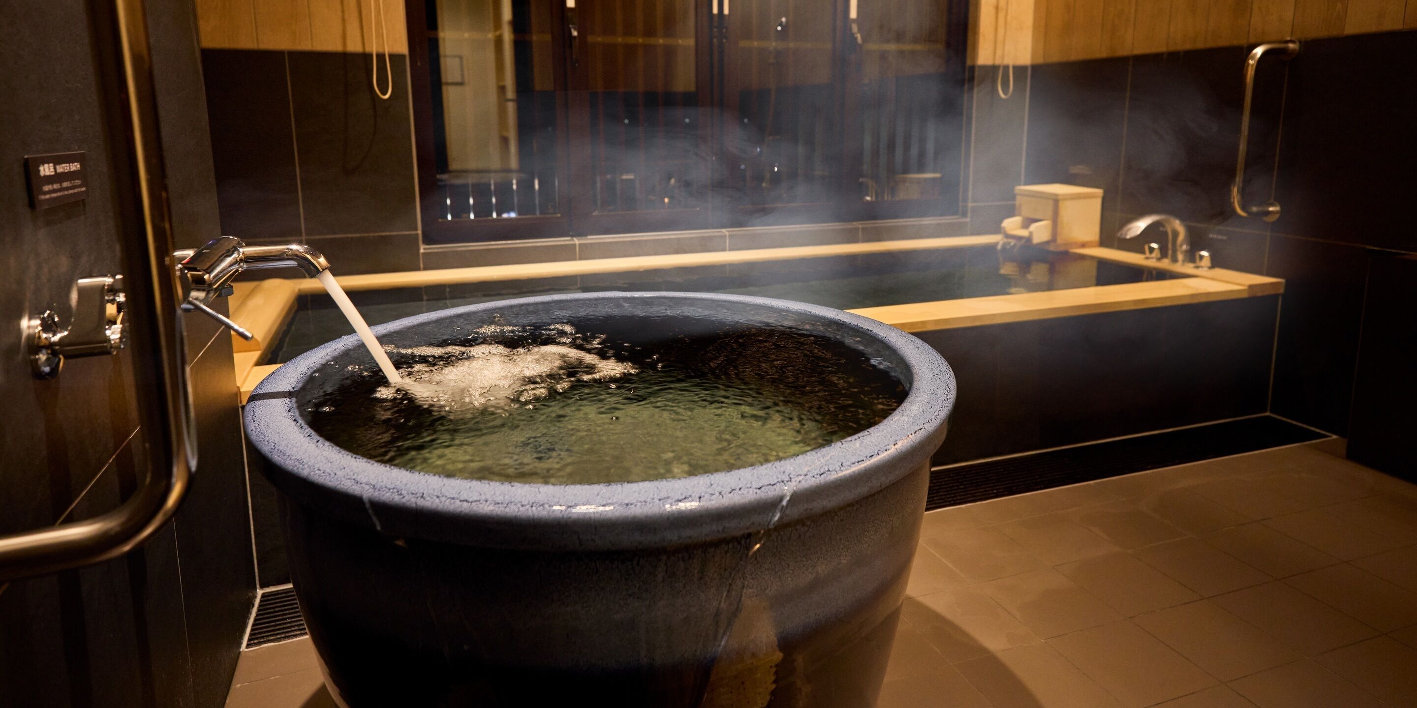 Banheira e chuveiro separados, banheiras de fontes termais