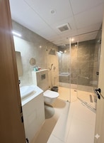 Quarto casal standard | Banheiro | Chuveiro, produtos de toalete grátis, secador de cabelo