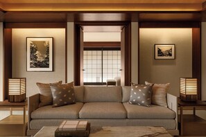 Suite (Gion) | Sala de estar | Televisor LCD de 65 polegadas com canais por cabo 