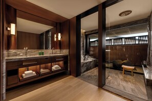 Suite (Onsen) | Casa de banho | Uma combinação polibã/banheira, artigos de higiene pessoal grátis 