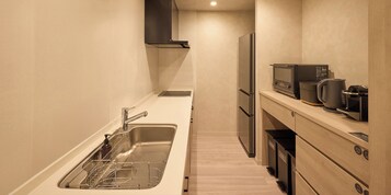 Geladeira grande, micro-ondas, cooktop, lava-louças