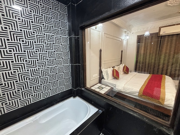 Quarto Duplo Comfort, Vista para a cidade | Casa de banho | Um polibã, toalhas fornecidas, sabão, champô