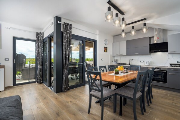 A luxury 3 bedroom, 2 storey apartment with terrace and whirlpool ...