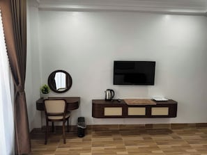Cofre no quarto, cortinas/cortinados opacos, roupa de cama fornecida