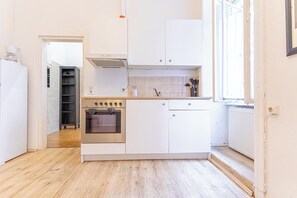 Apartamento básico | Cozinha privada | Geladeira, fogão, cooktop, talheres/pratos/utensílios de cozinha