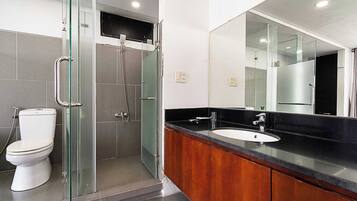 Suite Deluxe | Casa de banho | Um polibã, toalhas fornecidas, sabão