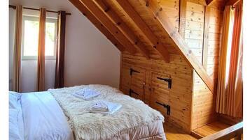 Apartamento, sacada, vista para o jardim | Cofres nos quartos, escrivaninha, quartos à prova de som