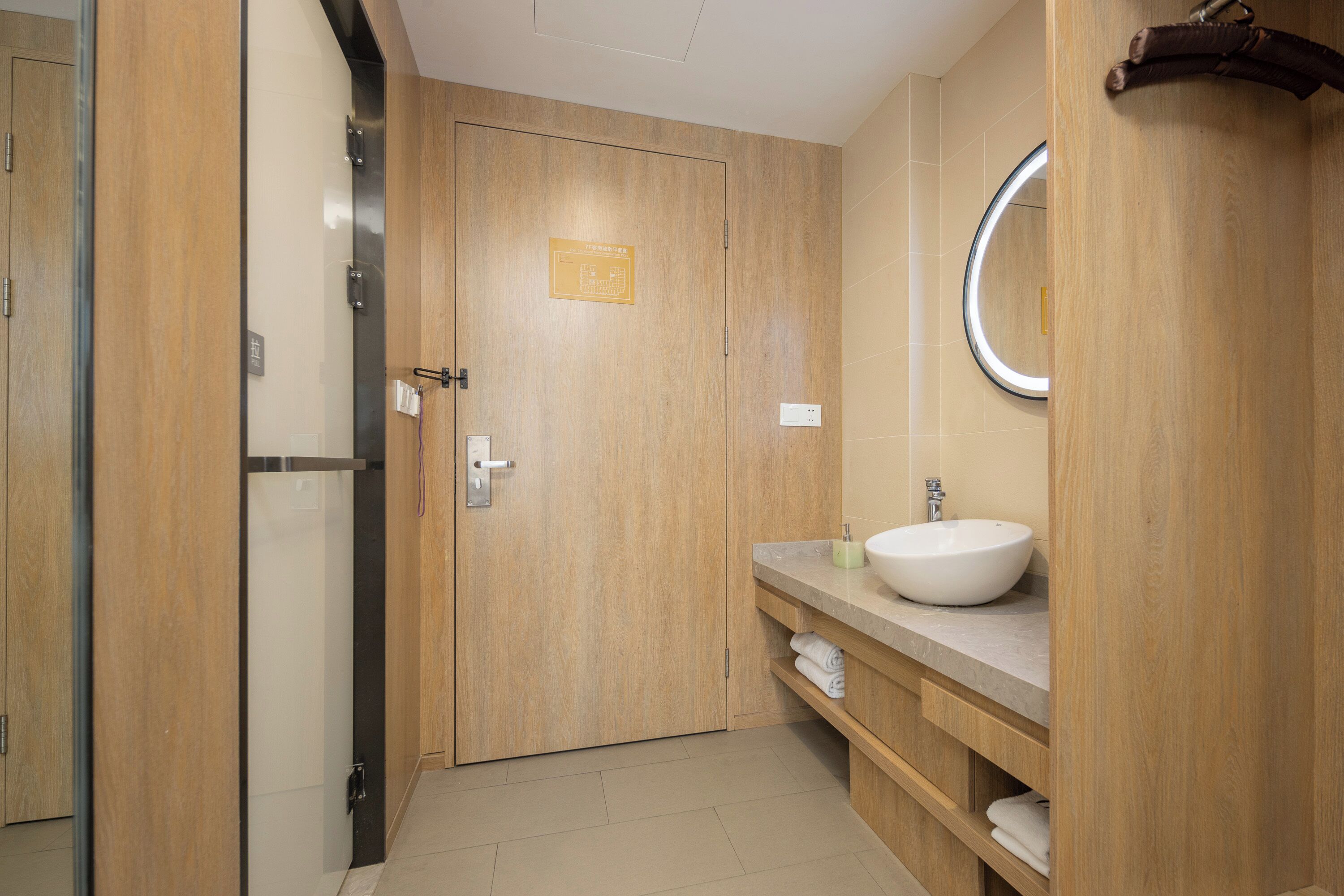 Quarto Duplo ou Twin Comfort, não fumadores, serviço de limpeza e arrumação | Roupa de alta qualidade, camas de colchão viscoelástico, secretária 