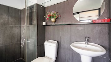 Quarto Duplo Superior | Casa de banho | Um polibã, toalhas fornecidas