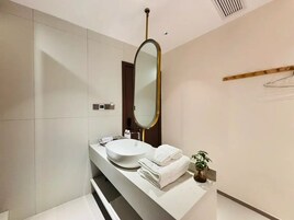 Quarto Duplo Comfort, vista para o pátio | Casa de banho | Toalhas fornecidas 