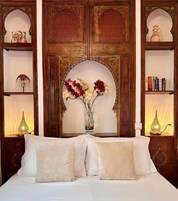 Quarto casal superior | Cofres nos quartos, espaço de trabalho para notebook, cortinas blackout