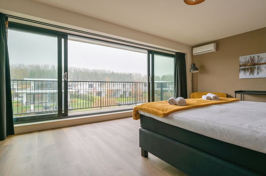 Royale En Stijlvol Ingerichte 6-persoons Villa Met Drie Badkamers, Luxe Keuken En Directe Ligging Aan Het Water Met Zwemtrap En Kanos. - Zeewolde