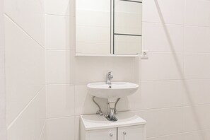 Estúdio Básico | Casa de banho | Um polibã, artigos de higiene pessoal grátis, um secador de cabelo