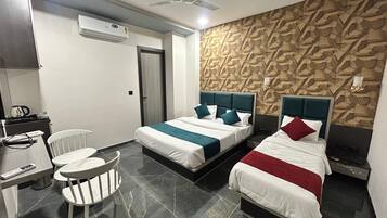 Quarto Triplo Standard, Vista para a cidade | Wi-fi grátis