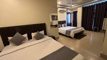 Quarto Triplo Deluxe | Secretária, Wi-fi grátis, acesso para cadeira de rodas