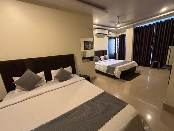 Quarto triplo luxo | Escrivaninha, Wi-Fi de cortesia, acesso para cadeiras de rodas