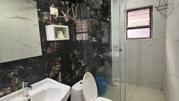 Um polibã, toalhas fornecidas, sabão, papel higiénico