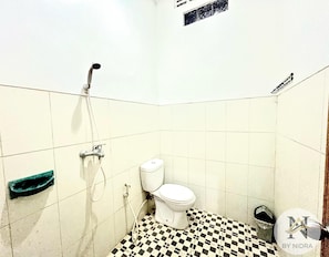 Chuveiro, toalhas de banho, papel higiênico