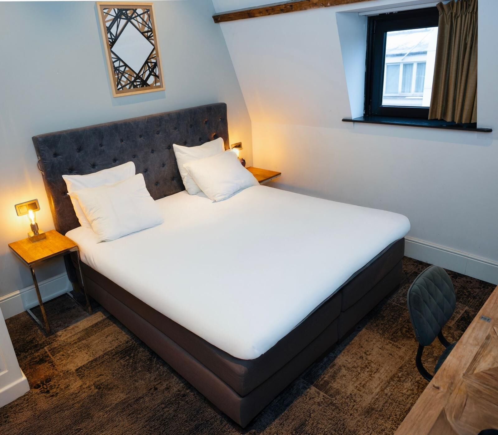 Cofres nos quartos, escrivaninha, espaço de trabalho para notebook