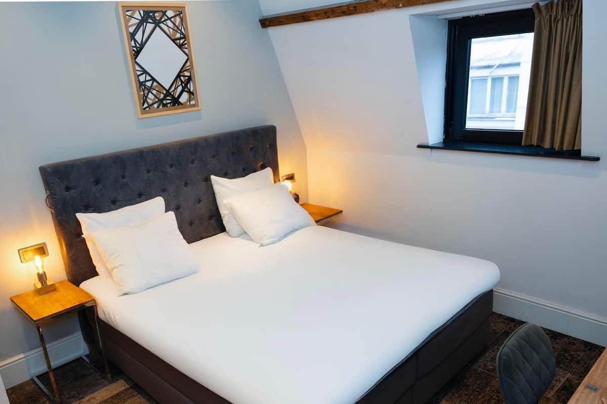 Cofres nos quartos, escrivaninha, espaço de trabalho para notebook