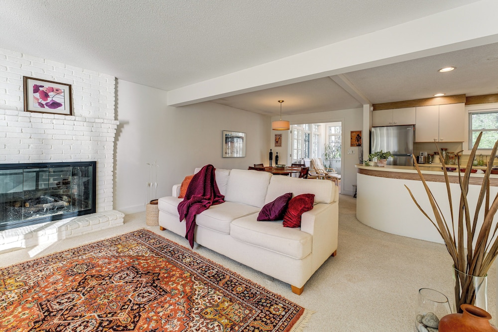 1 Mi To Maine Street! Mcm-style Home In Brunswick - Brunswick, ME