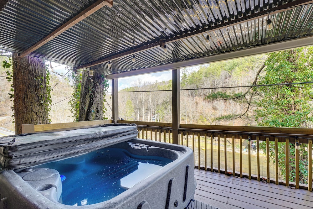 Hot Tub, Trails, Views! Little River Retreat - Townsend, TN