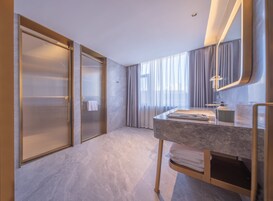 Quarto casal superior, vista para o pátio | Banheiro | Produtos de toalete grátis, secador de cabelo, toalhas de banho 