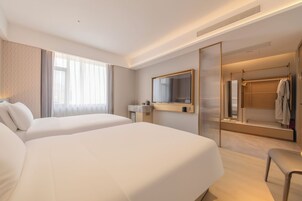 Quarto Duplo Superior, vista para o pátio | Secretária, secretária adequada para computadores portáteis