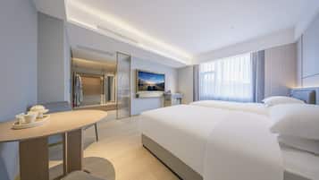 Quarto Duplo Superior, vista para o pátio | Secretária, secretária adequada para computadores portáteis