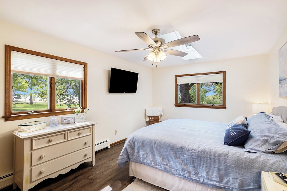 Private 5 Bedroom Lakefront Home on Sand Point, Caseville - Huron ...
