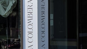 Placa de 'LA COLOMBERA' com uma planta em vaso ao primeiro plano.