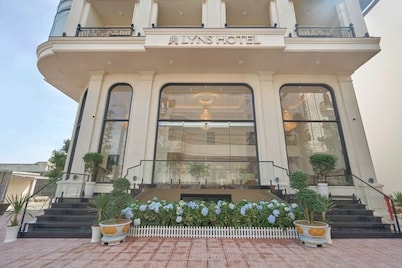LYNS HOTEL