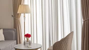 Quarto Duplo Premier, Vista para a cidade | Casa de banho | Artigos de higiene pessoal grátis, um secador de cabelo, roupões