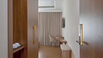 Quarto Duplo Standard, Vista para a cidade | Camas de colchão viscoelástico, secretária