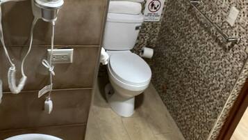 Suite-Estúdio Júnior | Casa de banho | Um polibã, artigos de higiene pessoal grátis, toalhas fornecidas, sabão