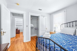 Casa, várias camas, cozinha, vista para o jardim (Sunny Haven by the Village) | 3 quartos, com decoração personalizada, com mobília individualizada 