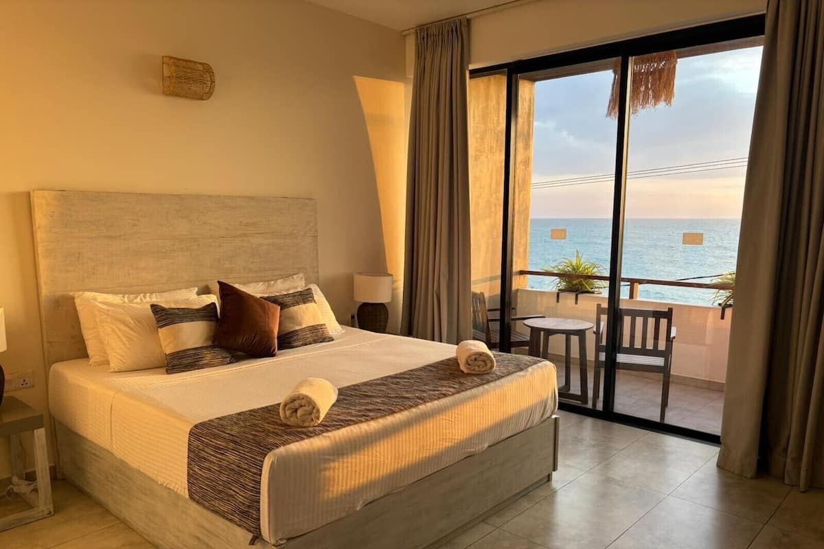 Quarto casal luxo, sacada, vista para o oceano | Wi-Fi de cortesia, roupa de cama
