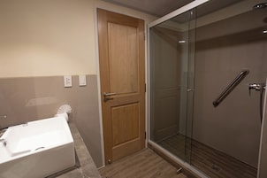 Um polibã, um secador de cabelo, Piso aquecido (casa de banho)