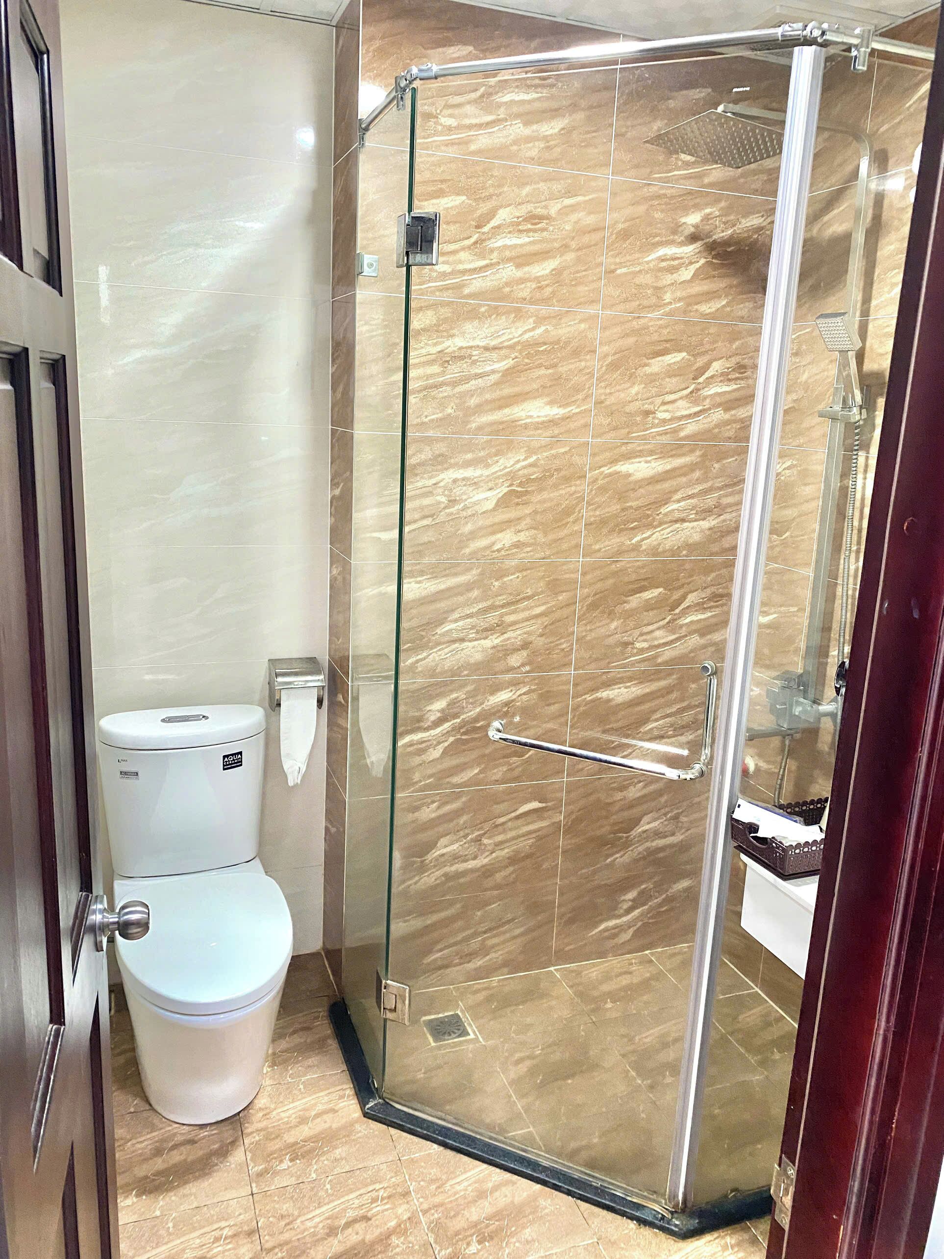 Quarto casal panorâmico | Banheiro | Chuveiro, produtos de toalete grátis, secador de cabelo, chinelos