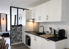 Apartamento família, 3 quartos, cozinha | Cozinha privada | Geladeira grande, micro-ondas, fogão, cooktop