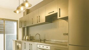 Uma cozinha moderna com eletrodomésticos de aço inoxidável, forno embutido e micro-ondas.